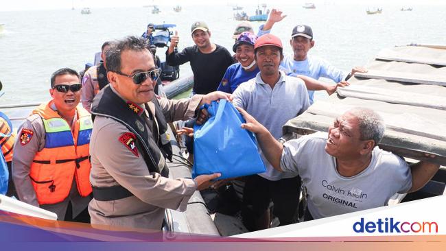 Naik Kapal Polisi, Kapolda Jateng Bagikan Bansos ke Nelayan di Tengah Laut