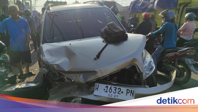 Kronologi Laka Beruntun di Legundi Gresik, 2 Orang Masuk Sungai-1 Tewas