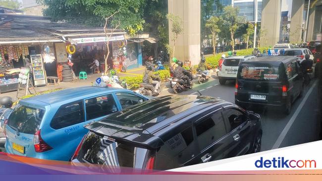Lalin Jalan Gatot Subroto Arah Kuningan Jaksel Macet