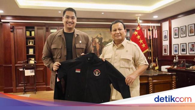 Menpora Serahkan Jaket Kontingen Olimpiade RI Karya Didit ke Prabowo Menpora Serahkan Jaket Kontingen Olimpiade RI Karya Didit ke Prabowo