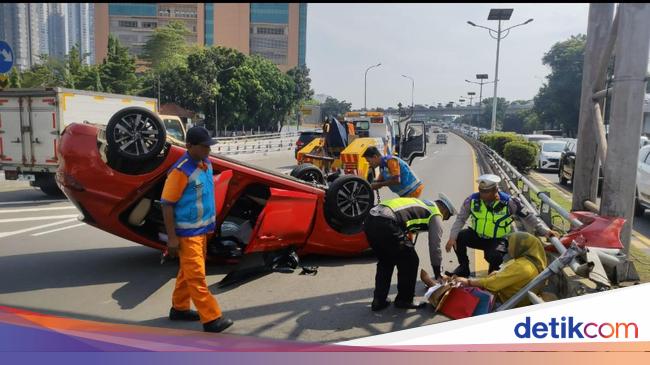 Mobil Terbalik di Km 12 Tol Dalam Kota, Guard Rail Terlepas
