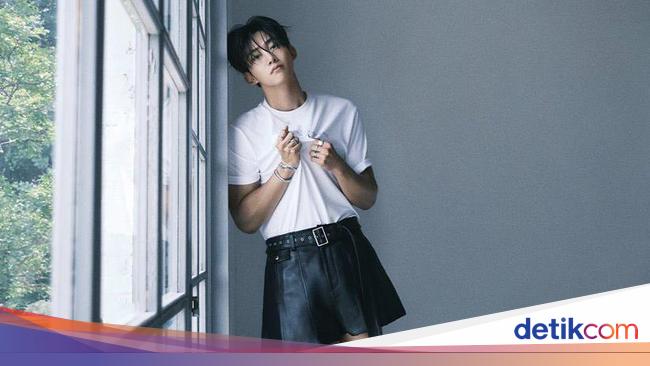 Gaya Beda Ok TaecYeon Pakai Rok Kulit Jelang Bintangi Drama Gay Jepang
