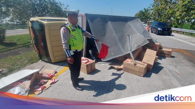 Truk Muat Lem Terguling di Tol Jombang, 1 Orang Terluka