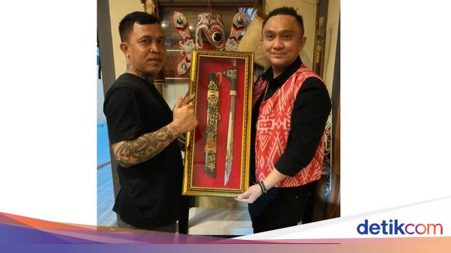 Pdm KRA Victor Rarung Hadiningrat Terima Mandau Dayak dari Panglima Jilah Pdm KRA Victor Rarung Hadiningrat Terima Mandau Dayak dari Panglima Jilah