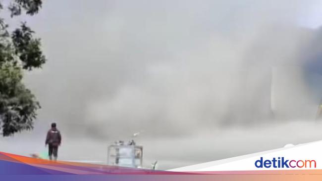 Fenomena 'Tornado' Hampiri Lautan Pasir Bromo, Warga-Wisatawan Santui