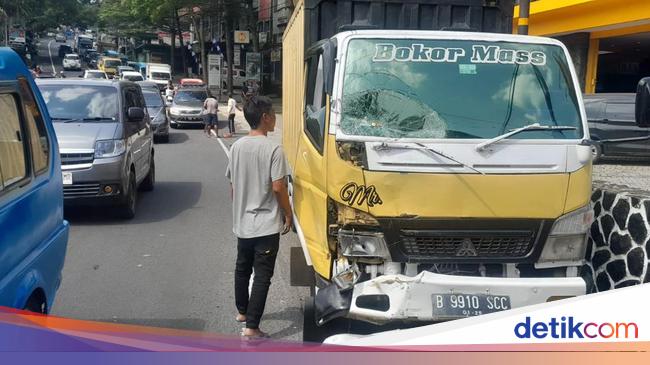 Hilang Kendali, Truk Boks Tabrak 2 Mobil di Puncak Bogor
