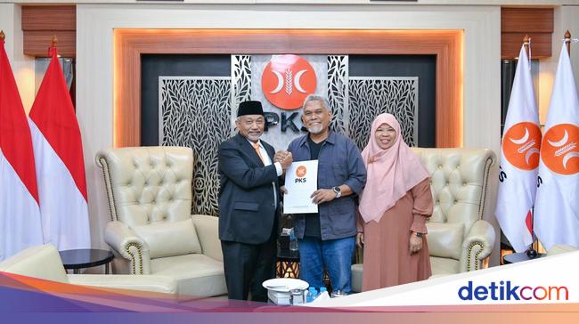 Ketua PKS Sulsel Amri Arsyid Terima Rekomendasi DPP Maju Pilwalkot Makassar Ketua PKS Sulsel Amri Arsyid Terima Rekomendasi DPP Maju Pilwalkot Makassar