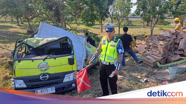 Sopir Ngantuk, Truk Muat Susu Terguling di Median Tol Jombang
