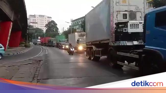 Truk Gangguan di Tomang Arah Slipi, Lalin Macet