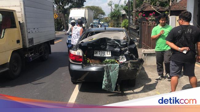 Sopir Mengantuk, Truk Tabrak Mobil hingga Ringsek di Jalan Denpasar ...
