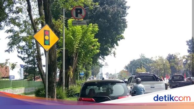 Mobil Parkir Sembarangan di Pinggir Jalan Bogor, Dishub Turun Tangan