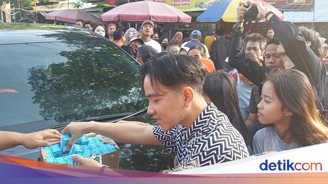 Gibran Blusukan ke Pasar BK Semarang, Tanya Harga Minyak dan Bagikan Susu