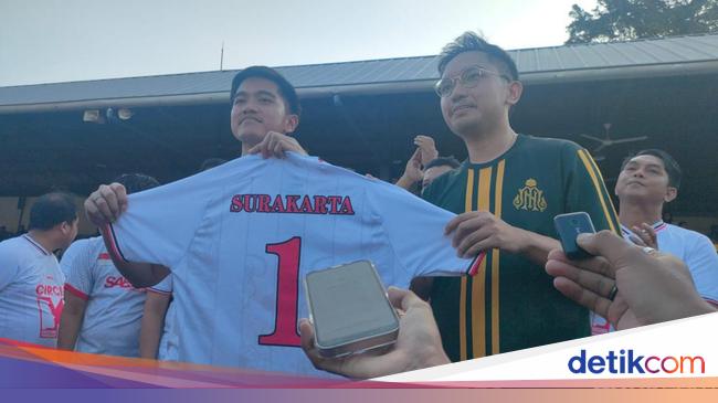 Beri Jersey Surakarta 1, Kaesang Usung Mangkunegara X di Pilkada Solo