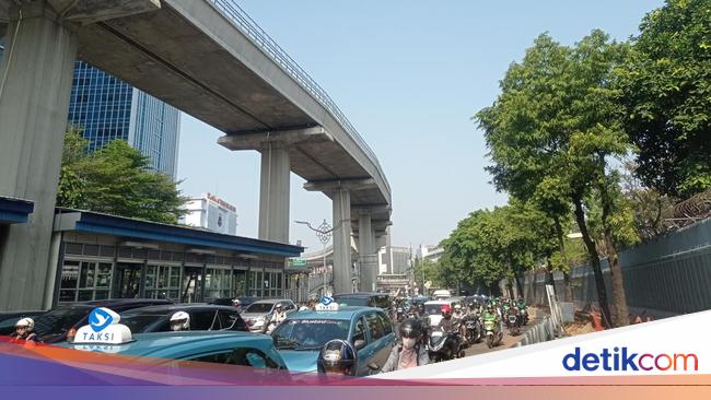 Lalin Arah Kuningan Jaksel Macet Imbas Galian di Jl HR Rasuna Said