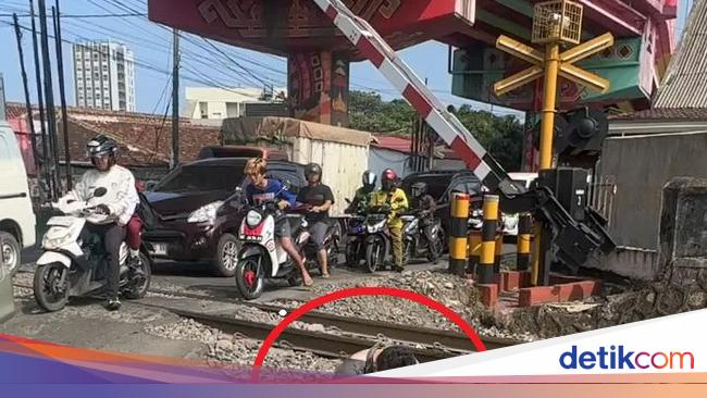 Nekat Terobos Palang Pelintasan KA, Pejalan Kaki Terlindas-Tangan Putus