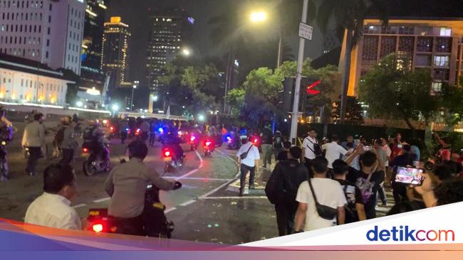 Sempat Ricuh, Polisi Bubarkan Demo BEM SI di Patung Kuda Sempat Ricuh, Polisi Bubarkan Demo BEM SI di Patung Kuda