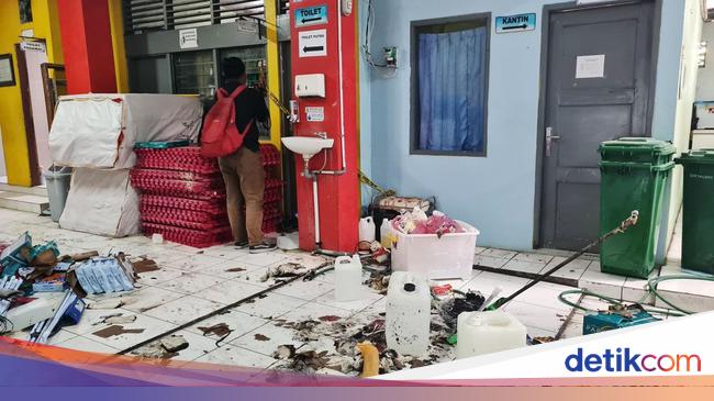 Potret Sisa-Sisa Kebakaran Gudang ATK SMAN 82 Jakarta
