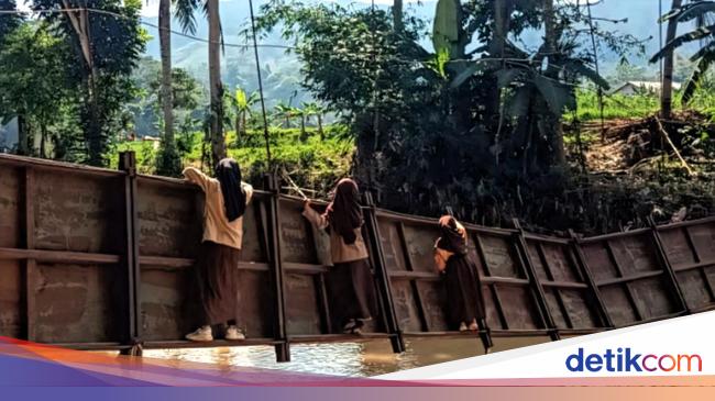 Viral Warga-Siswa Bergelantungan di Jembatan Nyaris Putus di Sukabumi