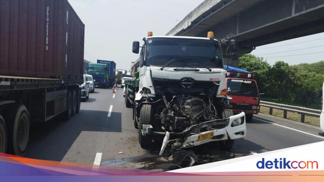 Kecelakaan Beruntun 4 Kendaraan di Tol Japek, Truk Ringsek