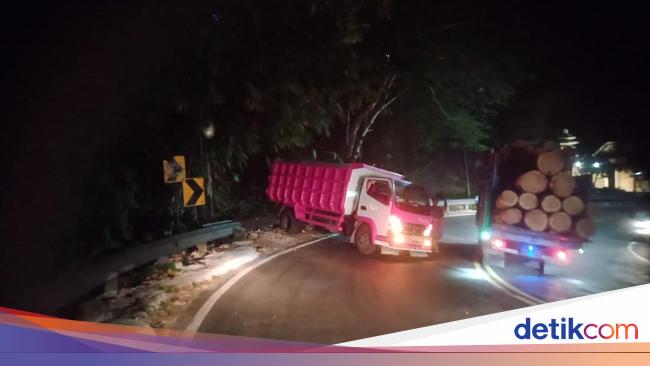 Gagal Nanjak, Truk Material Tabrak Pembatas Jalan di Slumprit Gunungkidul
