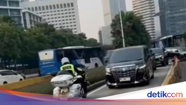 Duduk Perkara Heboh Mobil RI 24 'Terjebak' di Busway