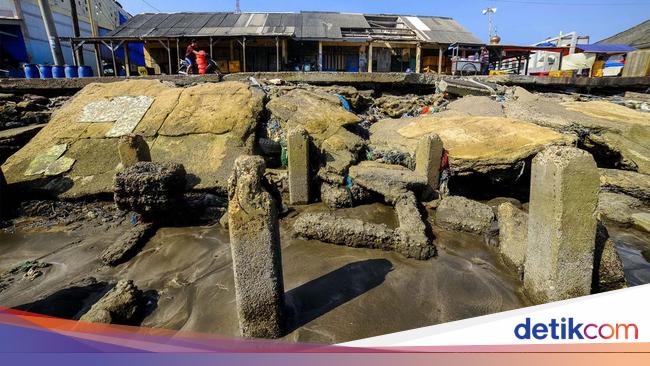 Dermaga Nelayan di Teluk Labuan Rusak Diterjang Gelombang Tinggi