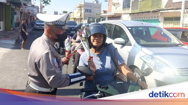 Pengendara di Blitar Semringah Diberi Bunga Saat Operasi Patuh Semeru