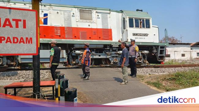 9 Pelintasan Tanpa Palang Pintu di Pasuruan Dijaga Petugas Resmi 9 Pelintasan Tanpa Palang Pintu di Pasuruan Dijaga Petugas Resmi