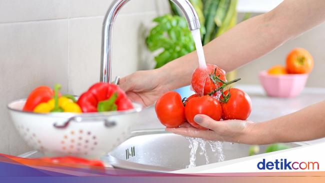 Cara Cuci Buah dan Sayur yang Benar Menurut Ahli Mikrobiologi