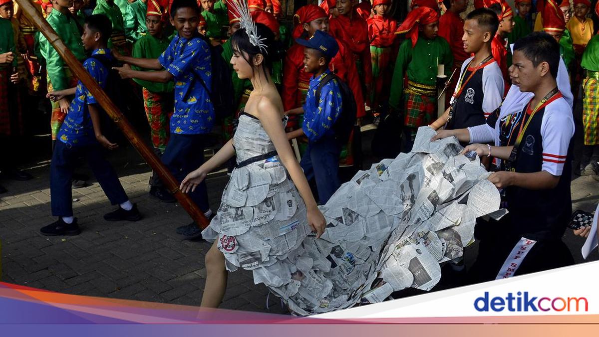 Kreatif, Siswi SMP di Makassar 'Sulap' Kertas Koran Jadi Gaun Cantik