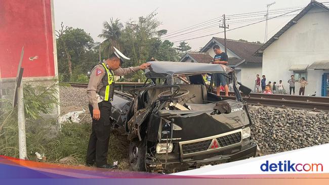 Pikap Tertabrak KA Dhoho di Blitar, Sopir Tewas