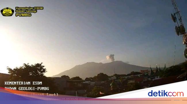 Marapi Erupsi Pagi ini, Semburkan Abu Vulkanik 600 Meter