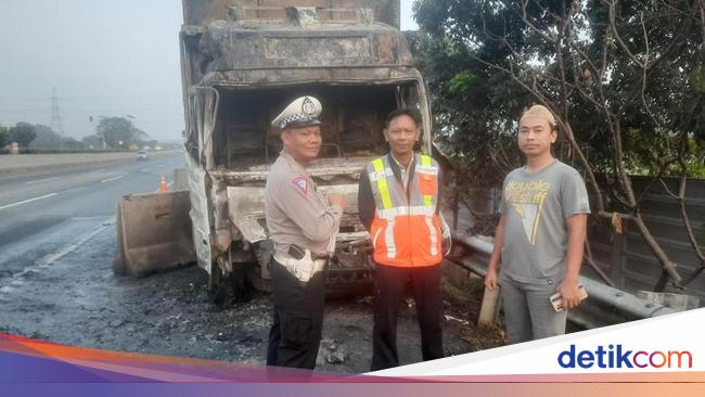 Truk Terbakar Usai Tabrak Pagar Pengaman Tol Merak-Jakarta, Sopir Terluka