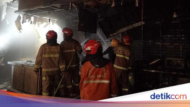 Kedai Kopi di Mal Bogor Terbakar, Sekuriti Alami Sesak Napas Dibawa ke RS