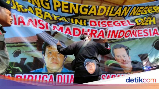 Massa Demo PN Surabaya Kecewa Atas Putusan Hakim Vonis Bebas Ronald Tannur Massa Demo PN Surabaya Kecewa Atas Putusan Hakim Vonis Bebas Ronald Tannur