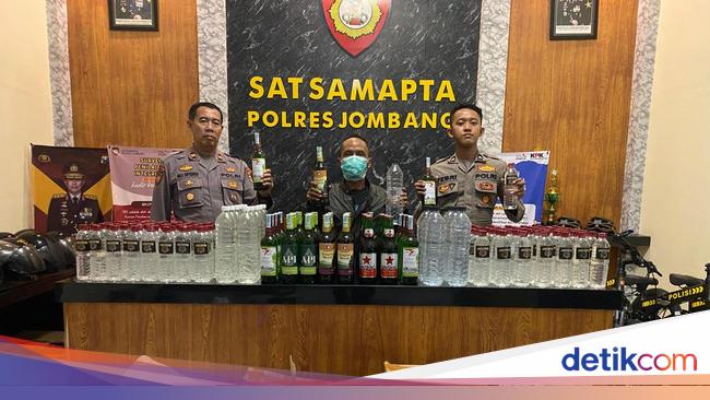 Pedagang Miras di Jombang Digerebek, 493 Botol Disita