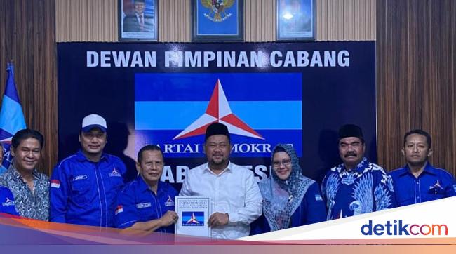 Respons PDIP Gresik Soal Bu Min Kenakan Jas Demokrat