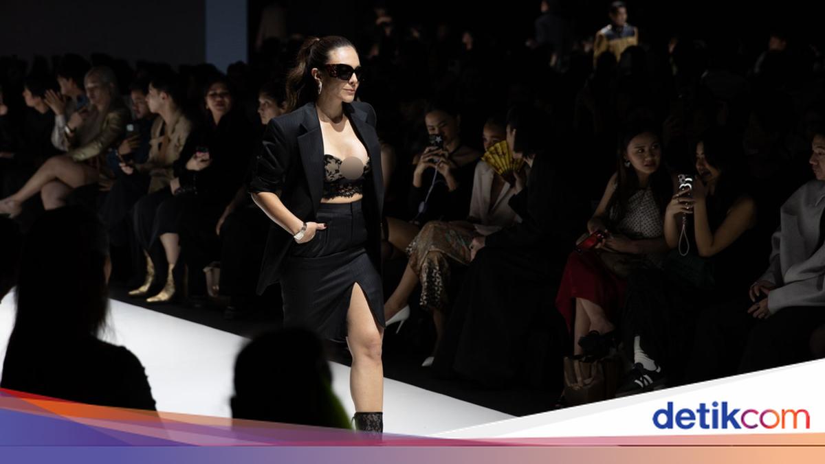 Foto: Wulan Guritno Seksi di Catwalk, Pakai Bra Hanya Dibalut Blazer