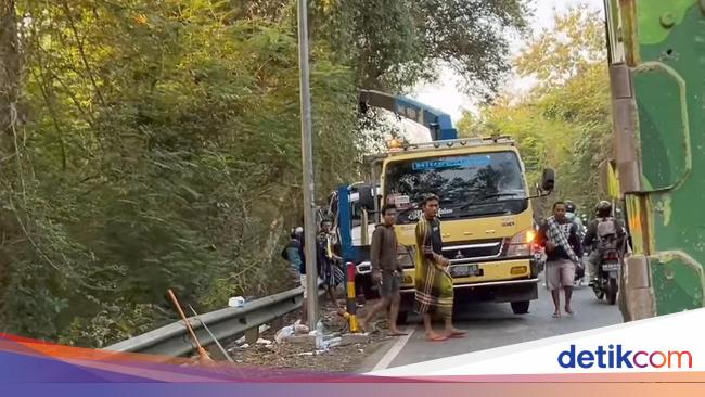 2 Truk Tabrakan di Hutan Bunder Gunungkidul, 1 Sopir Terluka