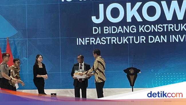 Dapat Topi Baja, Jokowi Dinobatkan Jadi Bapak Konstruksi Indonesia