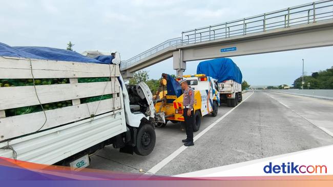 Pikap Seruduk Truk Tronton di Tol Sragen, 1 Orang Tewas