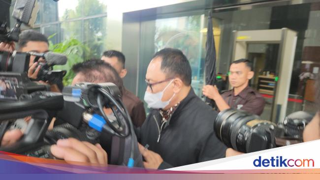 Suami Wali Kota Semarang Bungkam Usai Kembali Diperiksa KPK Suami Wali Kota Semarang Bungkam Usai Kembali Diperiksa KPK