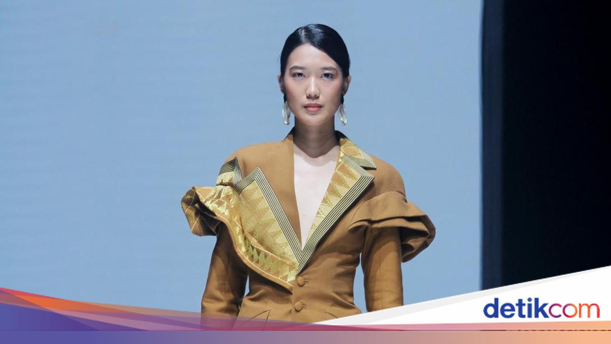8 Koleksi Eridani Persembahkan Busana Tenun Sobi Muna di JF3 Fashion ...