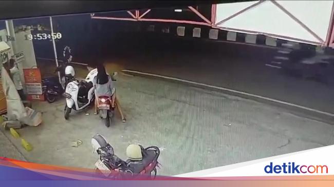 Sejoli Curi HP dari Motor Terparkir di Minimarket, Aksinya Terekam CCTV