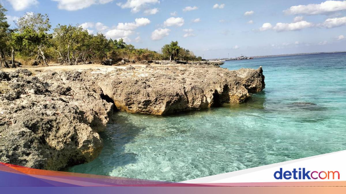 Batu Karang Estetik Jadi Daya Tarik Pengunjung di Pantai Kelapa Satu Kupang