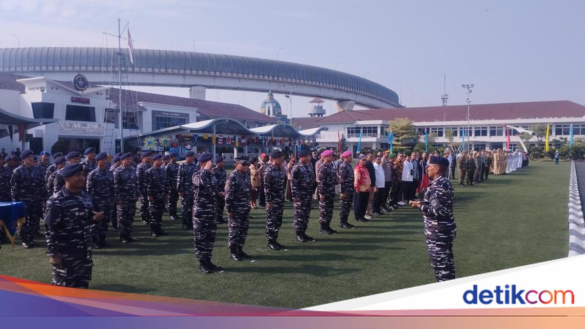 TNI AL Sambut 32 Taruna dari 17 Negara Asing yang Ikut Pelayaran KRI