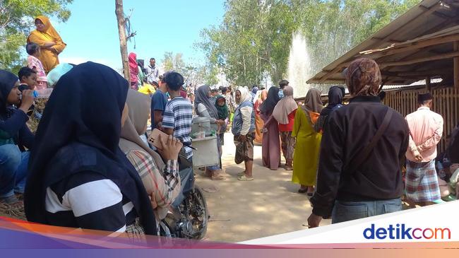 Semburan Air Sumur Bor di Sampang Jadi Destinasi Wisata Dadakan