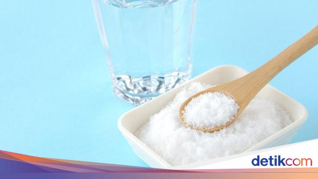 Minum Air Garam Hangat Tiap Hari Punya 9 Manfaat Sehat Ini