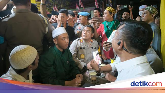 Temui Kesepakatan, Massa Tolak Ceramah KH Imaduddin di Gresik Bubarkan Diri