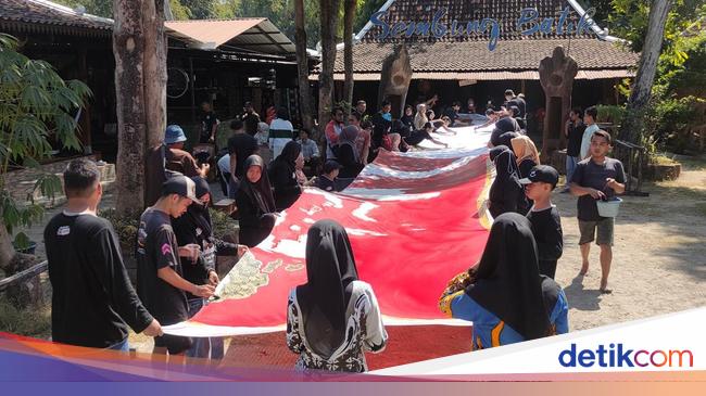 Pembatik Sembung Bikin Batik Jumbo Nusantara buat Kado HUT RI